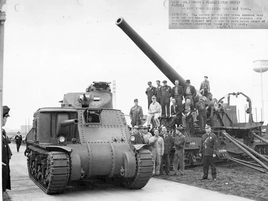 Den éischte Medium Tank M3, hiergestallt vu baldwin lokomotive Wierker. An der Hannergrond vum Hannergrondgewunnechten, eng aner Bow Produkter