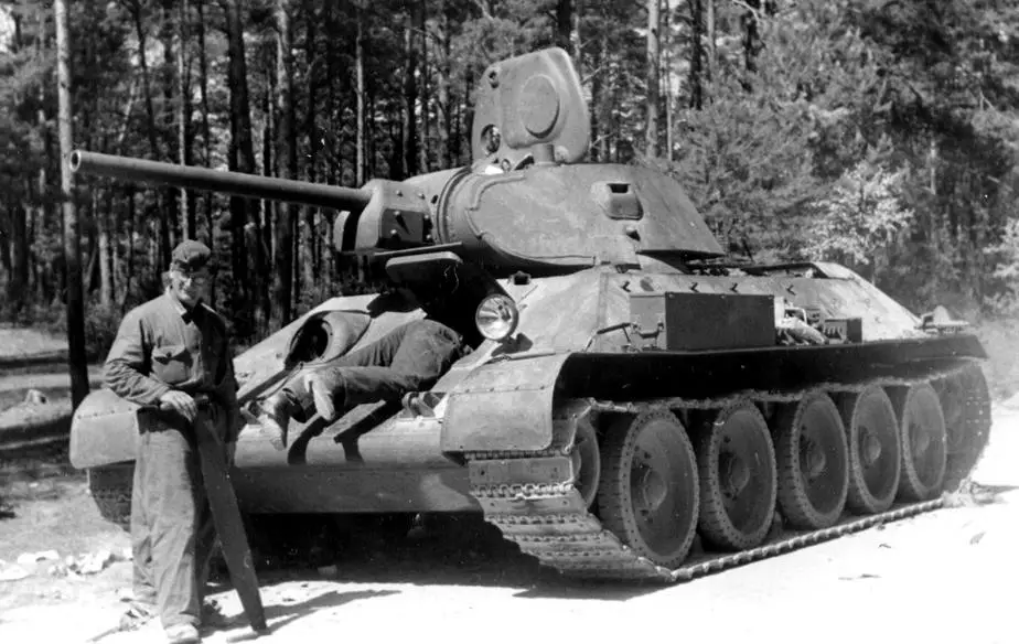 "Una desagradable sorpresa". Amb el T-34, els alemanys van haver de lluitar amb ampolles de gasolina, com la nostra a les pel·lícules. Foto d'O.Buzin
