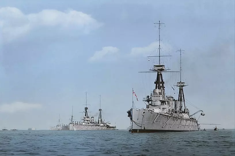 Το Battlecruiser HMS New Zealand επισκέπτεται τη Νέα Ζηλανδία.