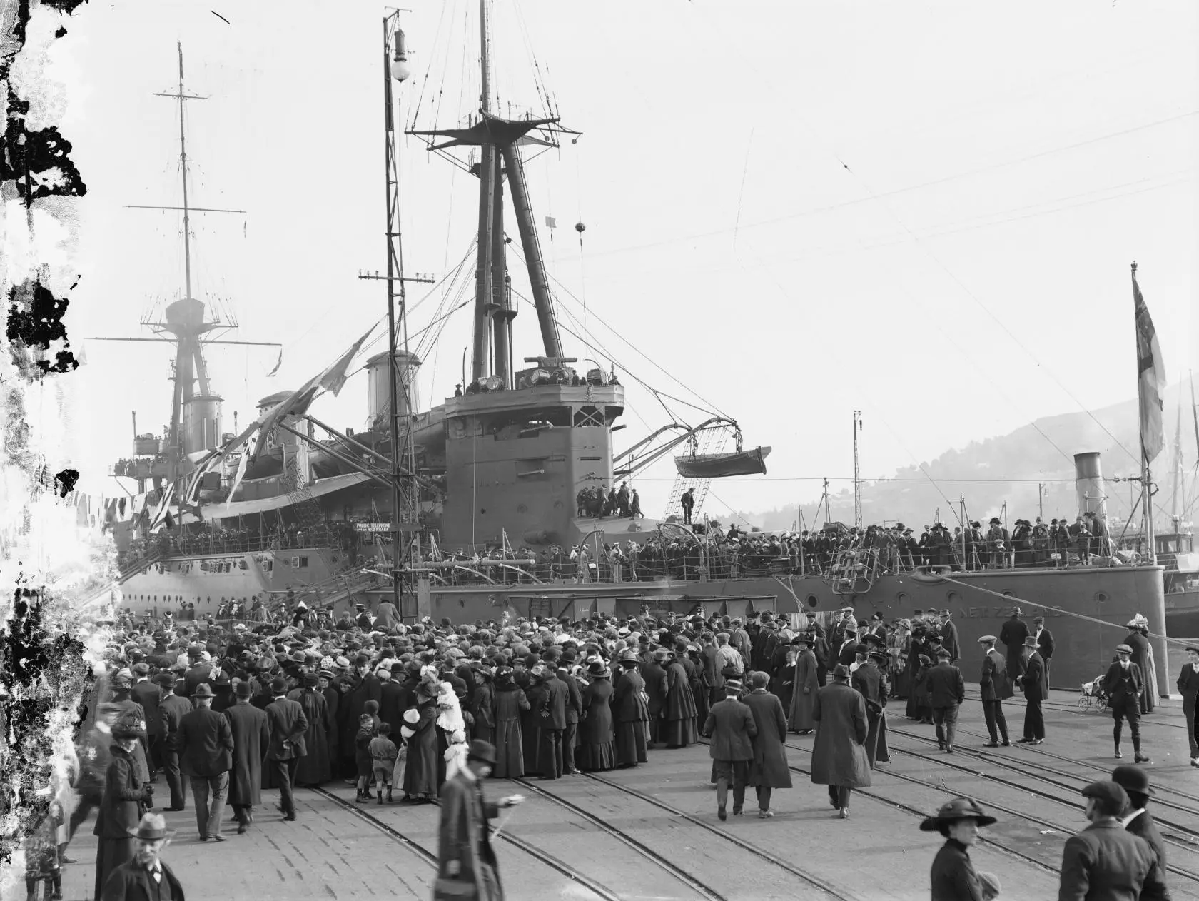 Battlecruiser HMS New Zealand가 뉴질랜드를 방문합니다.