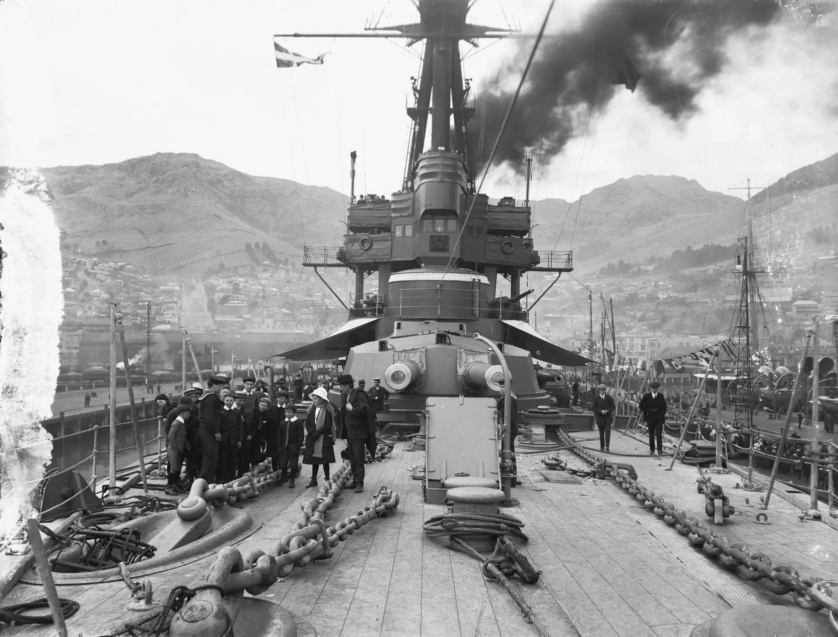 Le croiseur de bataille HMS New Zealand visite la Nouvelle-Zélande.