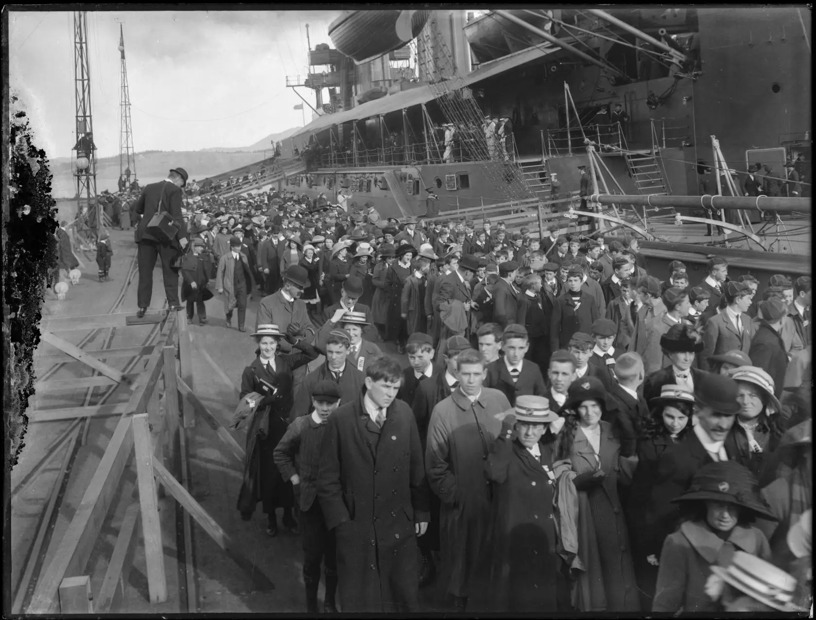 Ang Battlecruiser HMS New Zealand mibisita sa New Zealand.