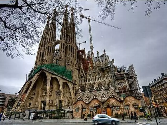 Gaudí-i-Cournet hit.