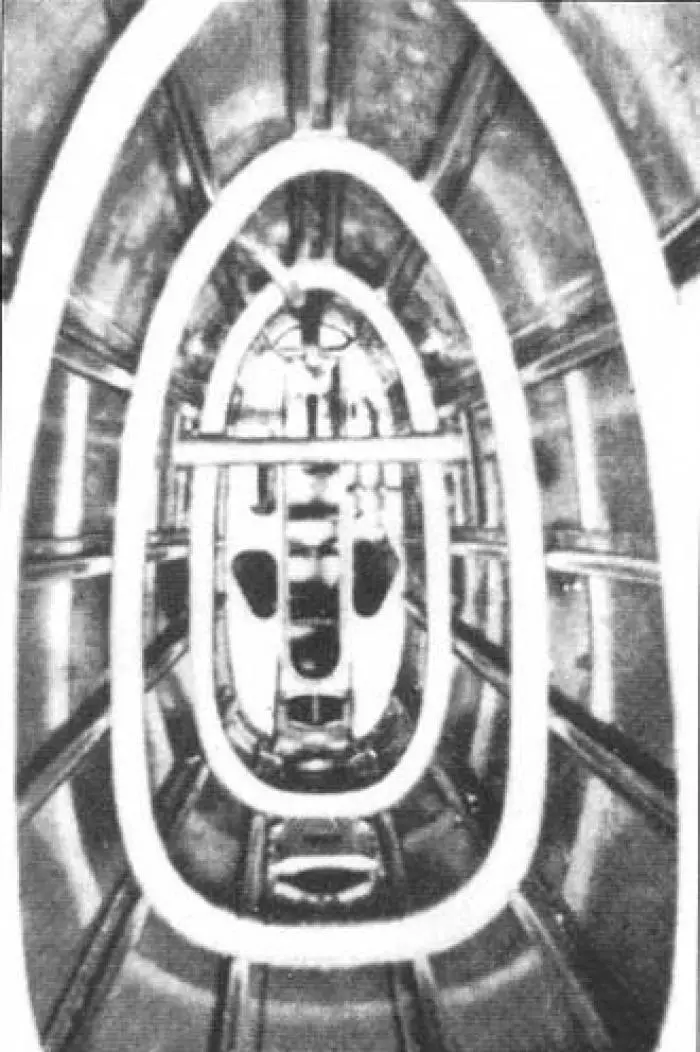 ภายในลำตัวด้านหลังของเครื่องบิน He-100D ระหว่างการประกอบ