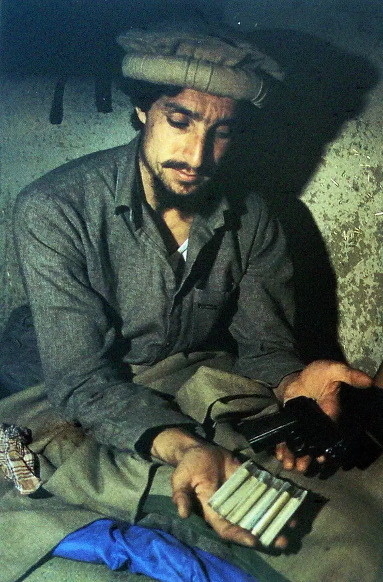 アフマドシャーマスードは「雷雨」銃と彼、1985年のためのカートリッジを示しています。パトリック・フォレスティエ