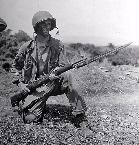 09. Pour repousser les attaques des Japonais, les Marines devaient être en alerte à tout moment.