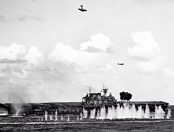 12. Le porte-avions Hornet coule sous les bombes japonaises lors de la bataille au large des îles Santa Cruz.