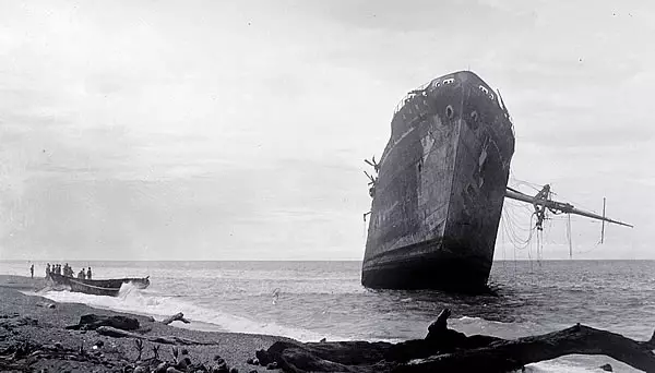 18. Japanescht Transportschëff, op d'Steng bei Cape Tassafaronga geworf a mam amerikanesche Fliger ofgeschloss.