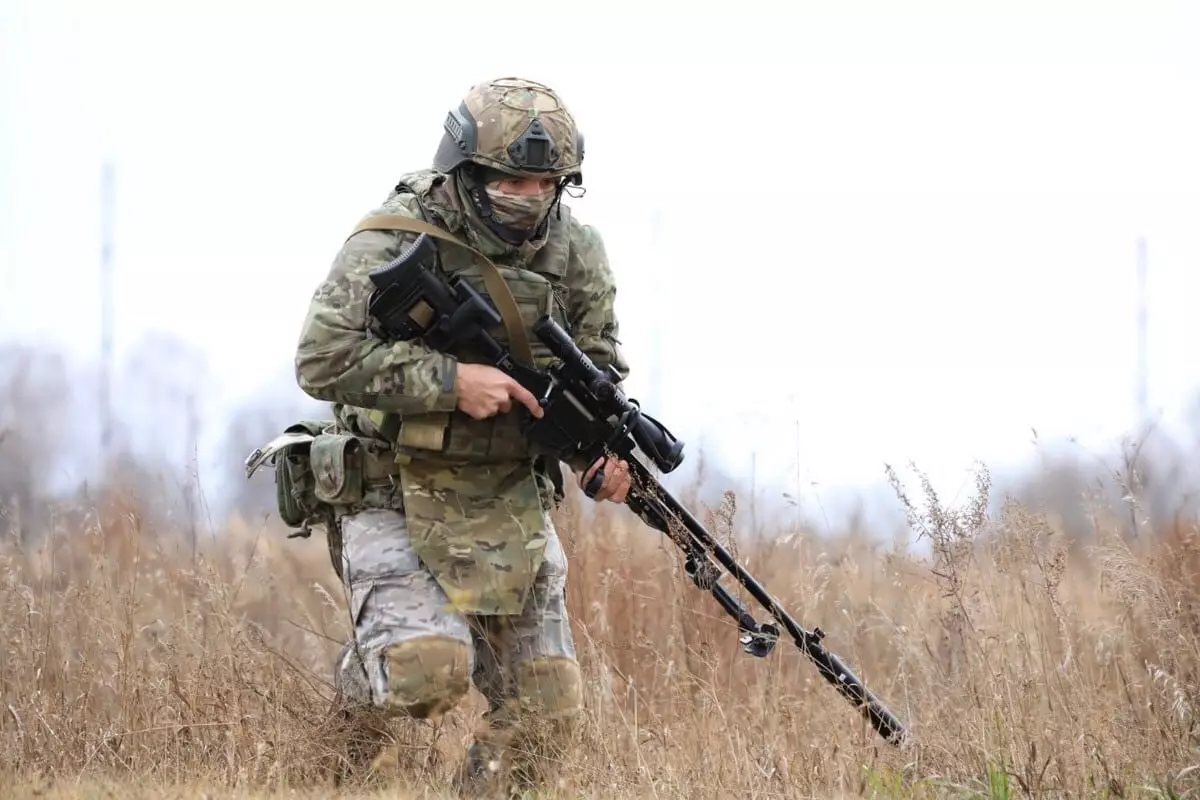 Sniper met een geweer van SV-98, 2020. Mil.ru.