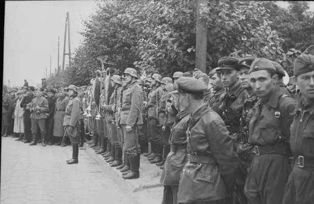 I le fesili o le "joint parade" i Brest, poʻo La matou tali ia Chamberlain