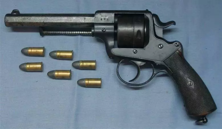 Revolver 1870. Kaliber .455 (11.5-mm). Lingte 292 mm. Stam Lengte 165 mm. Njonken him bedoeld foar him cartridges
