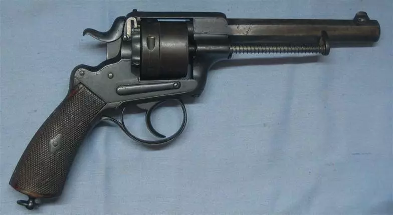 Revolver 1870. View rjochts. Ûnder de trommel, in platte feiligens maitiid. Frankotta Patent 1865