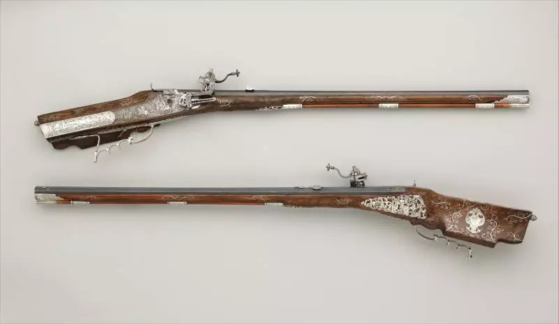 Leopold i (1640-1705)에 대한 Caspar Nyuryuter Bohemian의 사냥 헤드셋. 좋아요. 1670-1680. 프라하. 대부분의 총이 한 번만 촬영 한 다음 오랫동안 그들을 재충전해야했기 때문에 부유 한 사냥꾼은 종종 두 개 이상의 소총에서 키트를 주문하므로 두 번째 샷을 신속하게 생산할 수있었습니다. 따라서 사냥꾼은 곱하기 충전 된 총의 첫 고객이되었습니다. 재질 : 강철, 실버, 트리 (호두). 길이 : 110.2cm; 배럴 81.4 cm; 구경 13.8 mm. 4167 대도시 박물관, 뉴욕의 무게