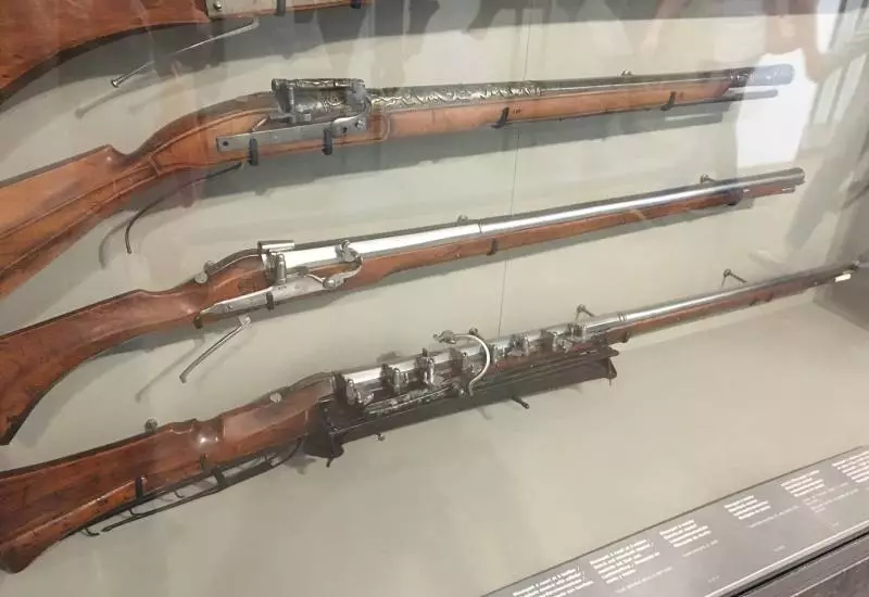 루이 왕 킹 루이 XIII의 사냥 아스날에서 비슷한 8 장의 총이 있으며 심지어 FITYL 자물쇠가 있습니다. 그런 기적은 이미 그 당시 유럽 군주를 강조했습니다! 파리의 군대 박물관. 저자의 사진