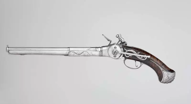 메트로폴리탄 박물관 컬렉션에서 린 렌 티 니 권총. 잘 보이는 레버 재충전 메커니즘