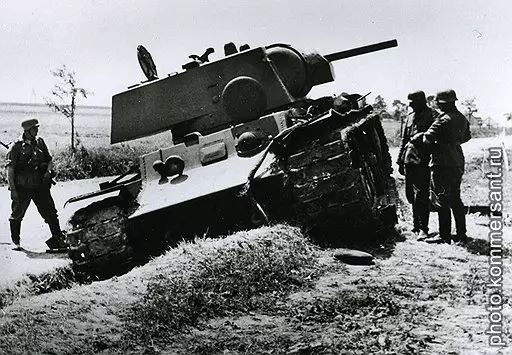 Devido aos motores não confiáveis, os tanques pesados ​​soviéticos acabaram sendo presas fáceis para o inimigo. Foto: RGAKFD / Rosinform