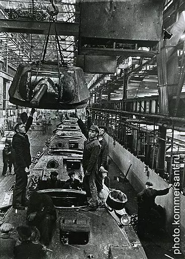 Producția în masă a tancurilor abia în 1944 a reușit să scape de numeroase defecte de fabricație Foto: RGAKFD / Rosinform,