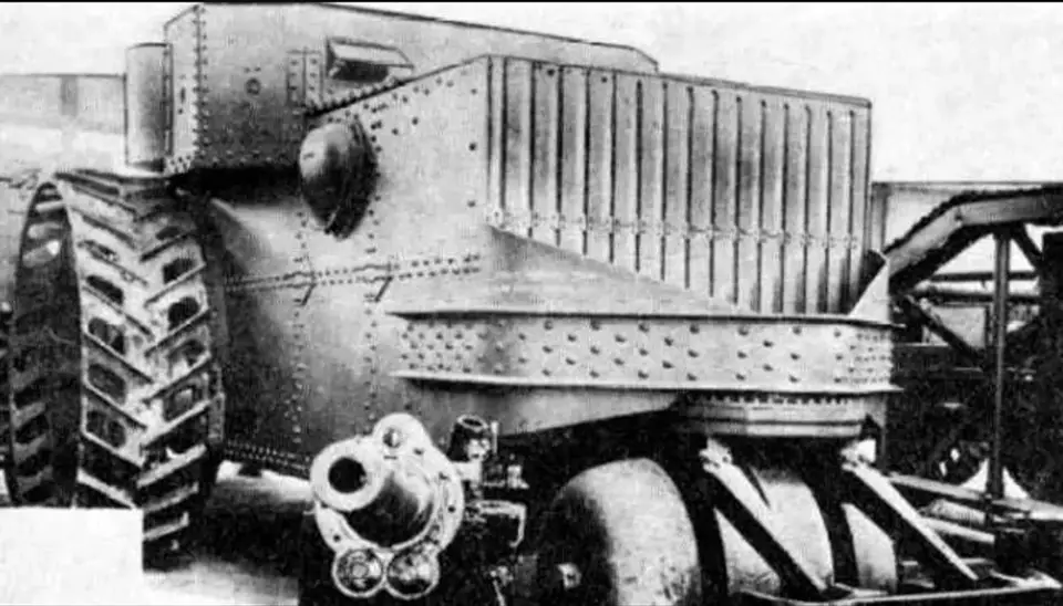 Foto fra Aberdeen Polygon. Før tanken er der en Cannon QF 2.95-tommer bjergpistol fra Holt Gas Elektrisk Tank, til højre - et tankskelet