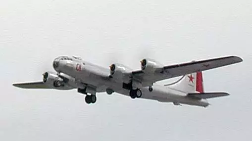 Ise agbese ti bombu Tu-4 ibeji nipasẹ awọn ẹlẹrọ Ruther ati Martynenko.