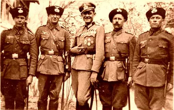 Russian Cossacks potumikira a Nazi achijeremani.