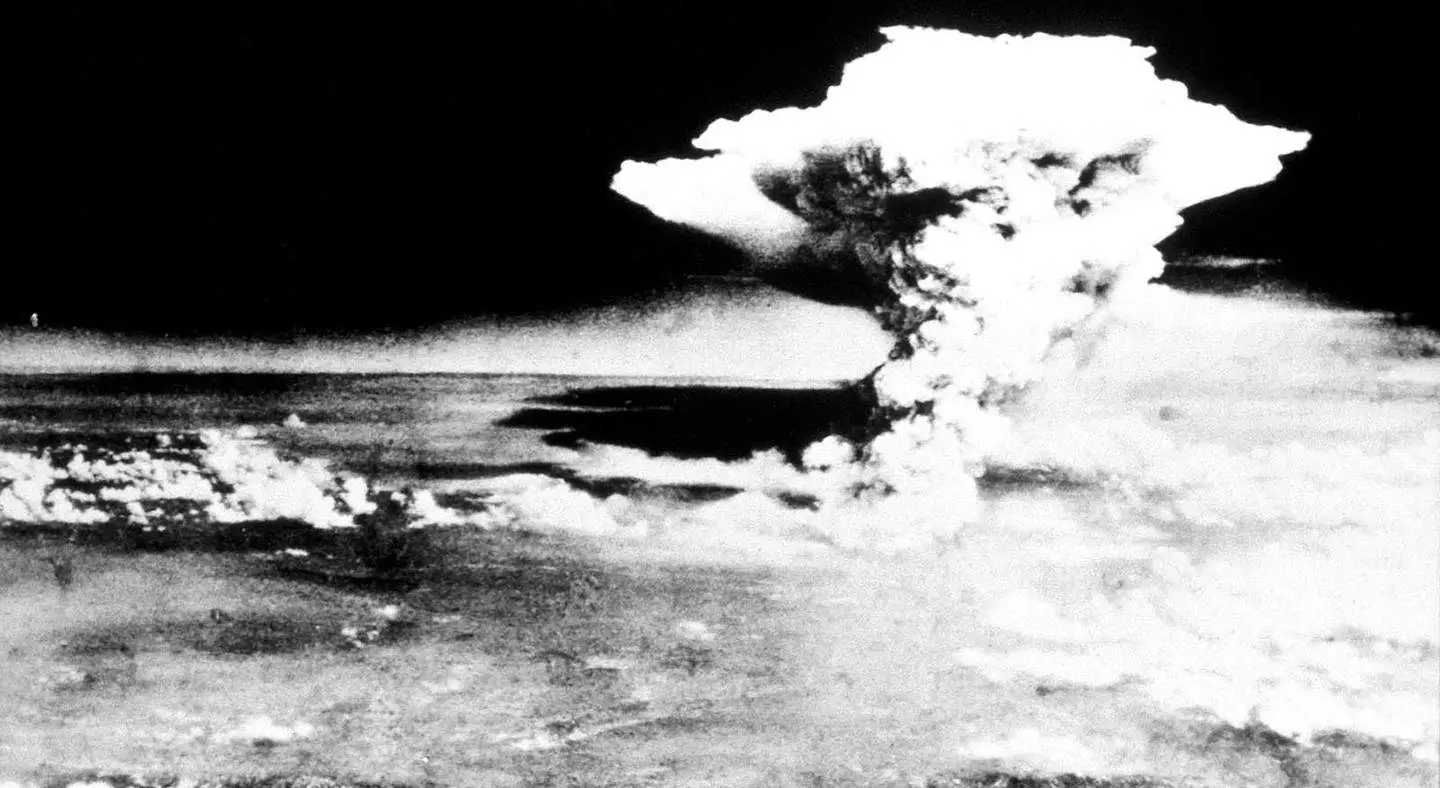 WWII: Hiroshima, 1945. / Nexplosion o'r bom atomig cyntaf, yn Hiroshima, Japan, 6 Awst 1945.