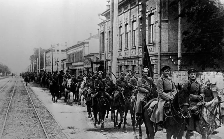 Antre nan pati pyès sa yo Equestrian nan Lame Wouj la nan Kazan nan 1918.