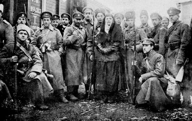 La infanterio kompanio de la volontula armeo, formita de la gardistoj oficiroj en januaro 1918.