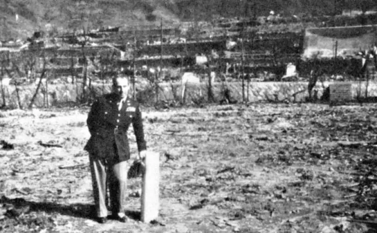 Major Seversky a prop de l'epicentre d'una explosió nuclear a Nagasaki