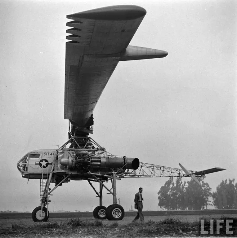 Gogaggen Hughes XH-17 helikofta. Manyan injuna suna da alhakin samar da iska a cikin dakin hada-hadar mulki a cikin jirgin sama a cikin ruwa ya kare (a cikin goshi). Life Life / Oldmachinepress.com