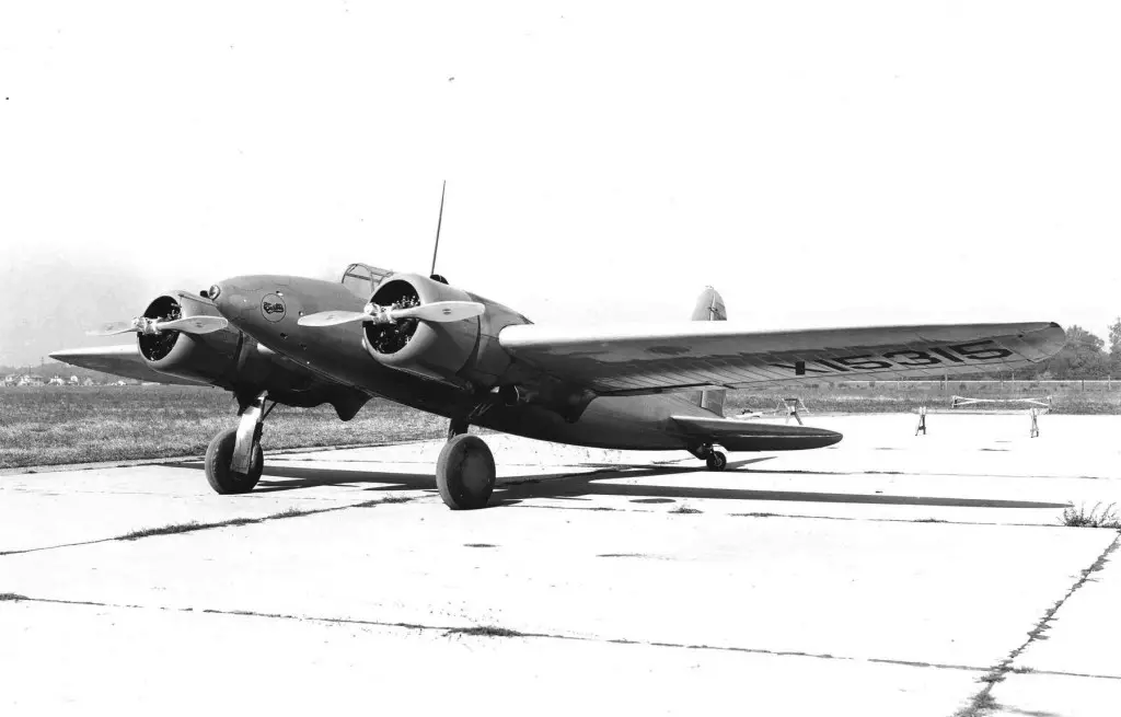 Curtiss Model 76 ўзору 1935 года быў прататыпам, які кампанія прадставіла арміі для выпрабаванняў у якасці двухмоторных ўдарнага самалёта