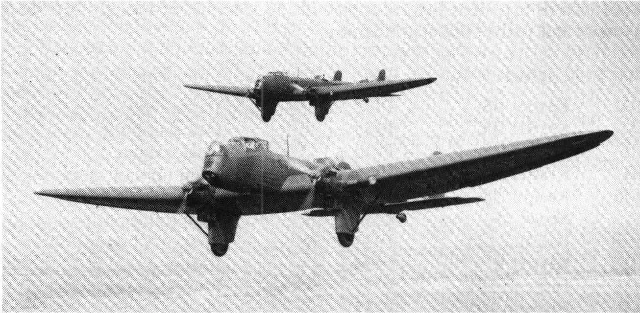 Fairey Hendon цуврал шөнө хүнд бөмбөгдөгч онгоцууд хамтарсан нислэг үйлддэг; 1938 оны 5 -р сар. Нисэх онгоц нь Милденхалл хотод анх хоёр жилийн турш байрладаг 38 -р эскадрильд алба хааж, дараа нь Мархэм рүү шилжүүлсэн (Нислэг 15809)