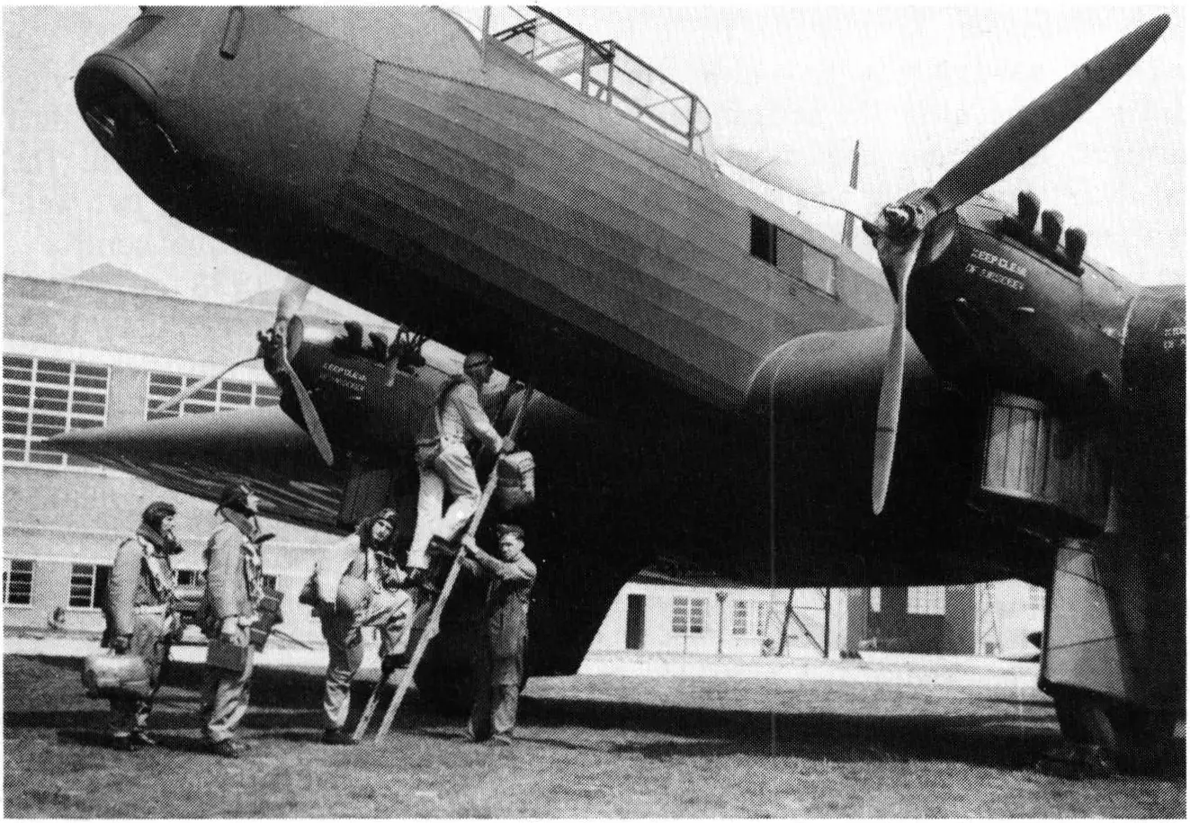 екіпаж важкого нічного бомбардувальника Fairey Hendon піднімається на борт літака; авіабаза Мархем, травень 1938 року. Версія для серійного виробництва була оснащена трилопатевими гвинтами Fairey-Reed для двигунів Kestrel VI (Flight 15812)