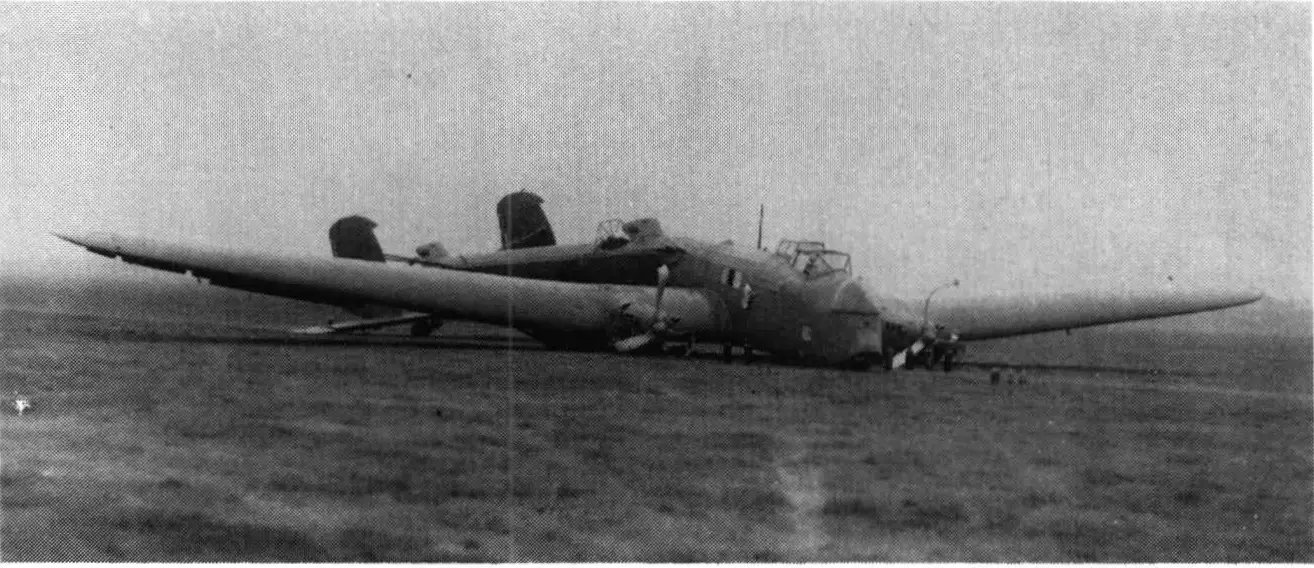 悲伤的结局：1938 年，两名幸运地幸存下来的空军士兵进行夜间飞行尝试后，Fairey Hendon K5094 重型夜间轰炸机的残骸（由 E. B. Morgan 提供）