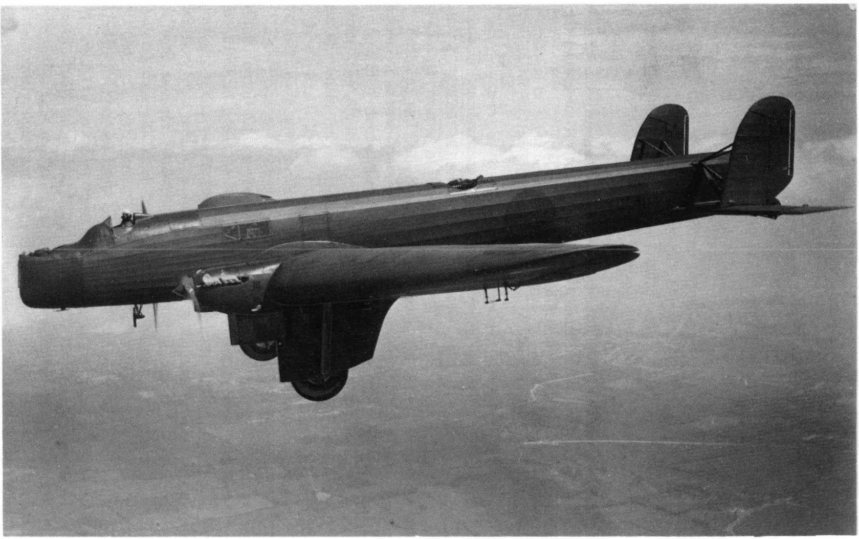 1934 年版本的重型夜间轰炸机 Fairey Hendon 的原型，带有为巡航而优化的凸起尾翼。前座舱内，飞行中尉（机长）克里斯·斯坦尼兰，公司首席试飞员；第二间小屋已关闭