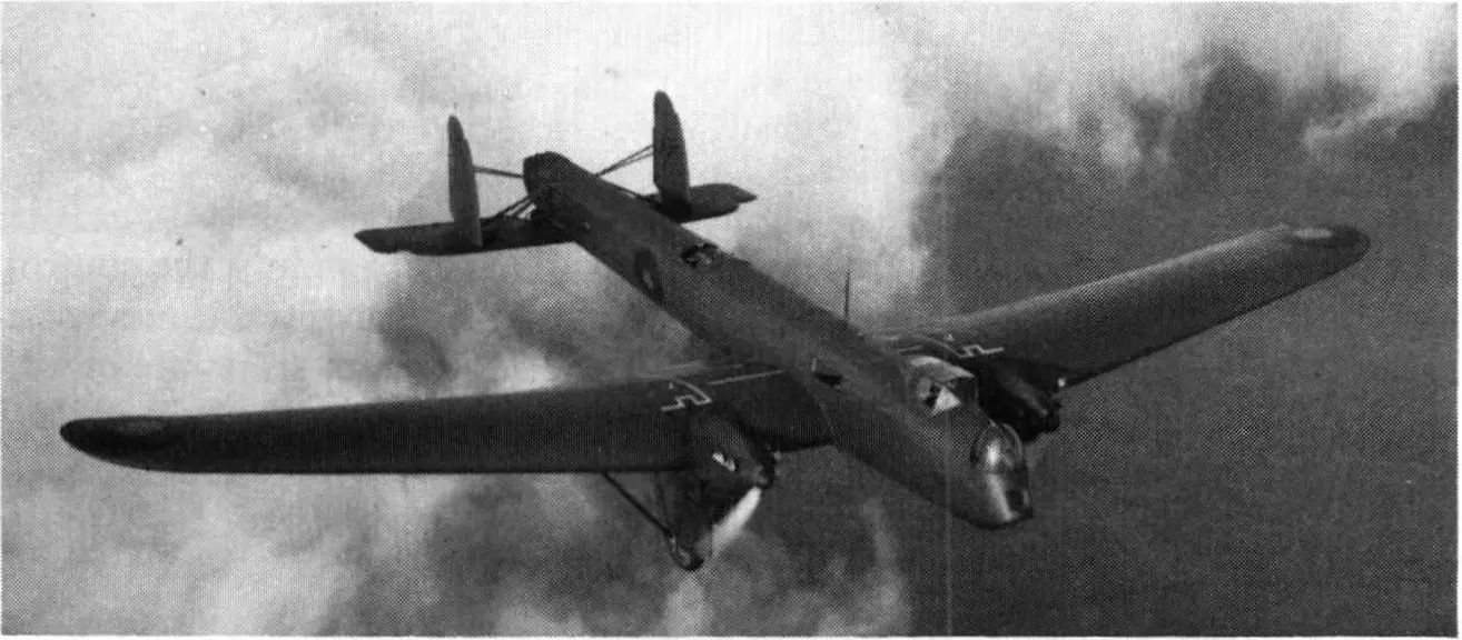 първият тежък нощен бомбардировач Fairey Hendon K5085 (F.2124) с единична лампа и спуснати дефлектори. Най -горните маркировки на крилото показват местоположението на резервоарите за гориво и бомбените отсеци. (С любезното съдействие P. J. Dixon)