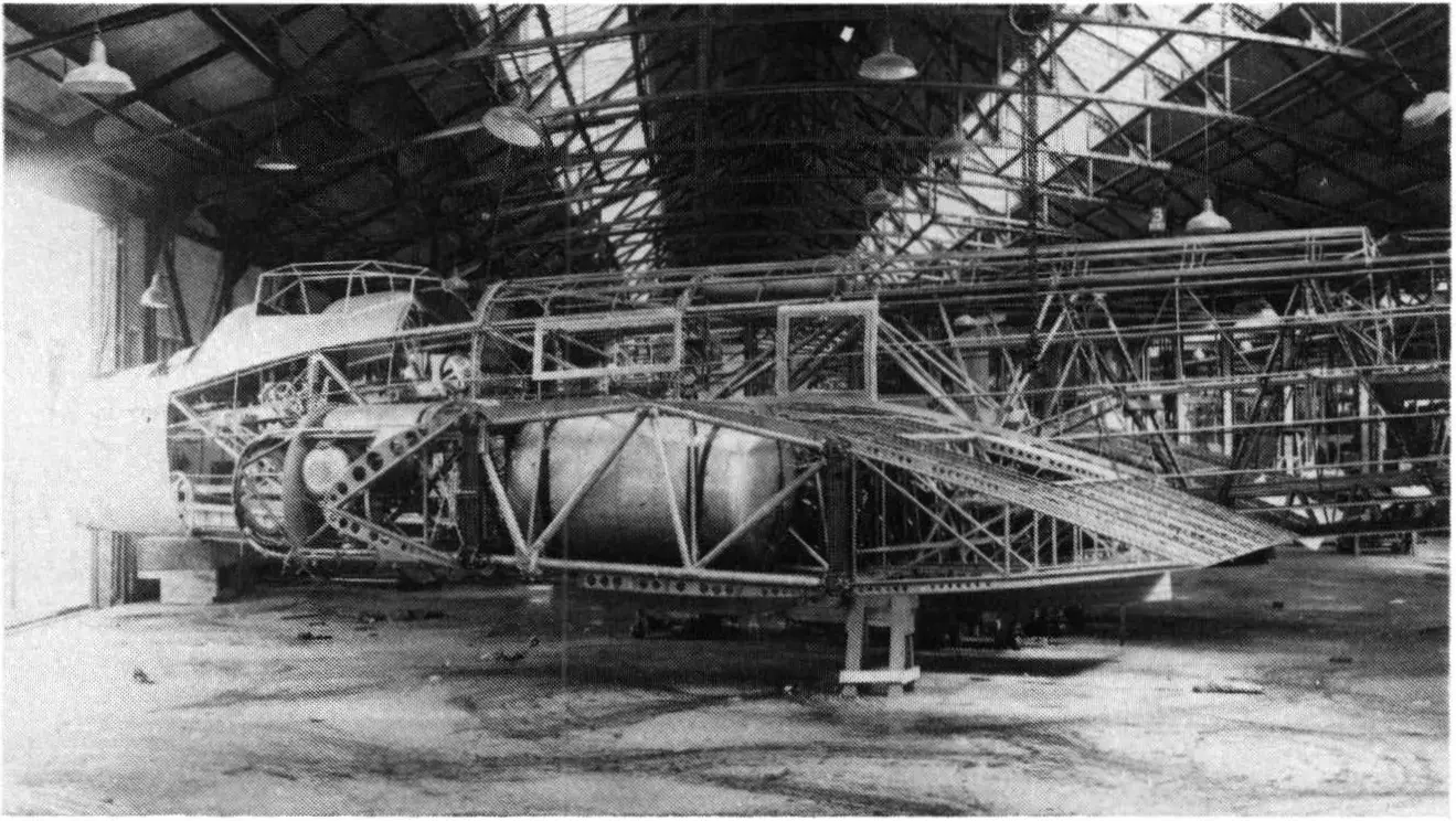 kaksiohjattava Hendonin raskas yöpommikone (oletettavasti K5087; F.2126) kokoonpanon aikana. Prototyyppi kehitettiin 1920 -luvun lopulla ja siinä oli teräsputkien ja -nauhojen muodossa oleva virtalähde. Tämä rakenne on säilytetty tuotantoversiossa (J. S. Fairey)