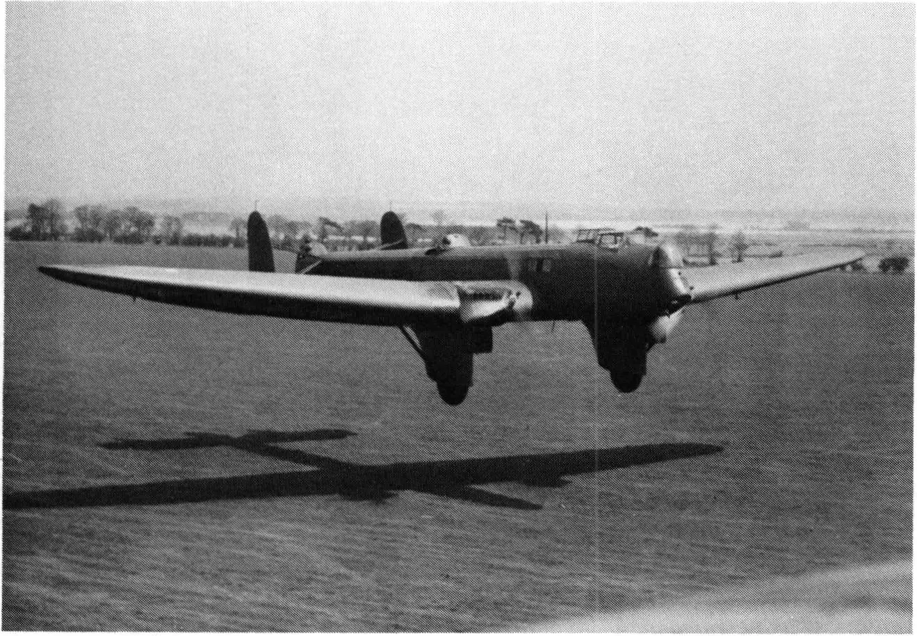 тежок ноќен бомбардер Фареј Хендон од 38 -та ескадрила полета од аеродромот Маркам; Мај 1938 година. Производните возила имаа затворени светла за тандем -пилотот и навигаторот (влечеше светло со двојна контрола верзија), предни бедеми и дефлектори за горните и задните позиции на митралези (Лет)