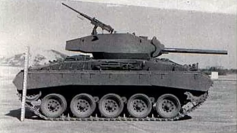 A diferència dels tancs de sèrie, els prototips T24 no tenien una torreta comandant. Hunnicutt R.P. Stuart. Una història del volum de tancs de llum nord-americà 1. - Presidio, 1992