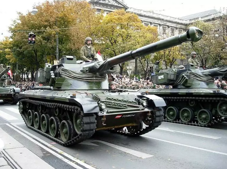 SK-105A2 auf der Parade in Wien, 26. Oktober 2005 Tanks-Encyklopedia.com