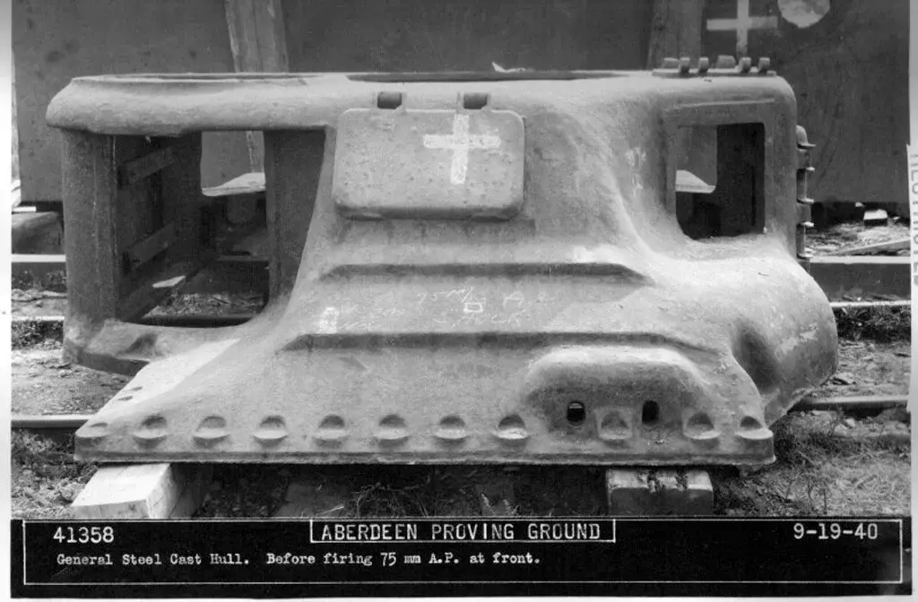 Izkušeni izlit srednje rezervoar M3 stavbe, september 1940. Kot lahko vidite, so naprave za stroj-pištole okoli obogatenega primera