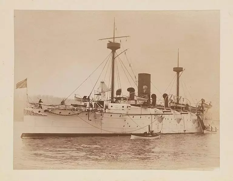 Escuela Británica. Crucero blindado Charleston (USS Charleston (C-2)). Estados Unidos