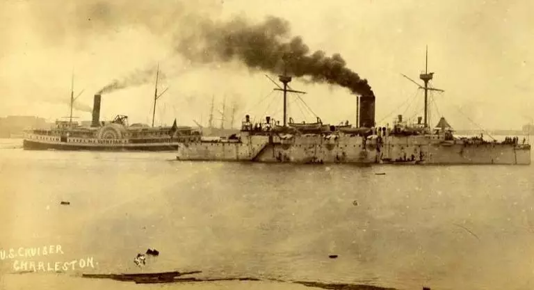 Escuela Británica. Crucero blindado Charleston (USS Charleston (C-2)). Estados Unidos