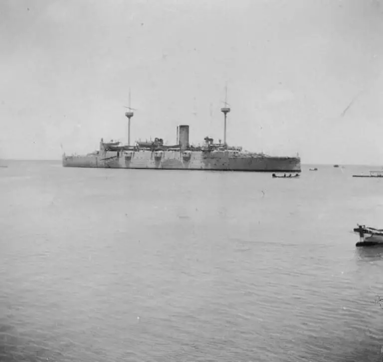 USS Charleston y sobre. Guam, 1898