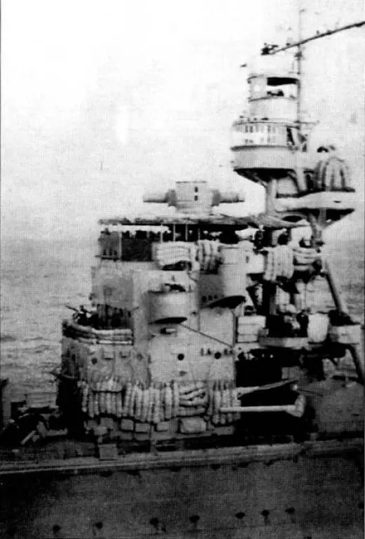 巡洋舰“Abukuma”的鼻子上层建筑，这张照片是在1941年12月7日拍摄的。就在珍珠港与日本航空母舰的甲板航空袭击。上部结构覆盖着篷布的滚筒 - 额外保护防止碎片。在修复1937-1938期间。巡洋舰的鼻子上层结构被重新加工。该图片清楚地显示了在桥梁下方安装在上层建筑上的主要口径和额外的防空武器的新仪器。桥的屋顶都没有安装主口径的集中式尖端光学测距仪系统。在桅杆上，后面，安装平台与炮兵射击控制装置。