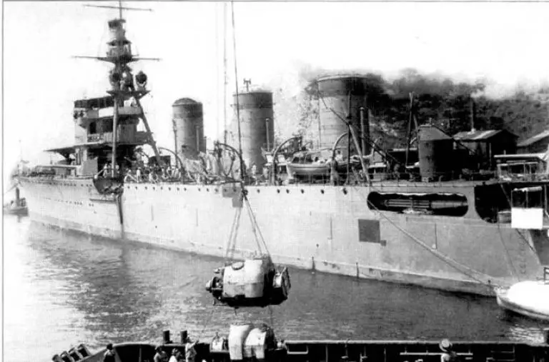 Die Light Cruiser "Iesuza" het die paar geslaag en berei voor om die Diploma van Naval Shipyy in Yokosuke te verlaat. Op 18 Mei 1932 is die lugvaartkatapult van 'n nuwe tipe vir die skuiling van die skip gemonteer. Die katapulte op die long kruisers van die tipe "Nagar" is feitlik nie gebruik nie, en tydens die Tweede Wêreldoorlog is afgebreek met die meeste van die skepe van die reeks.