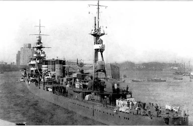 軽巡洋艦「Iesuzaは」ペアに合格し、1932年5月18日に、新しいタイプの航空カタパルトは、船のフィード煙突のために取り付けられた、Yokosukeに海軍造船所の卒業証書を残すために準備しています。タイプの肺巡洋艦「ナガル」のカタパルトが実用化されていなかった、そして第二次世界大戦中に、一連の船のほとんどは解体されました。