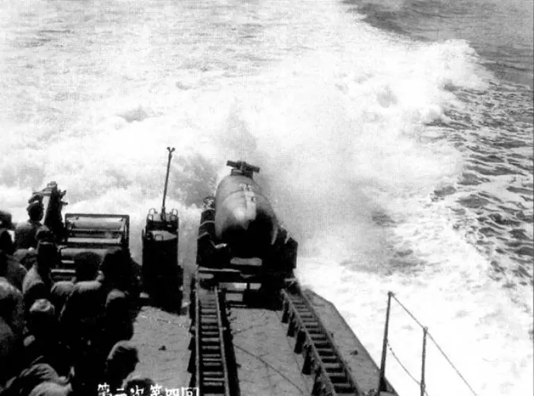 Deşarj adam torpilleri "KAITEN" modelini "Çince", 18 Şubat 1945 kruvazöründen 2. İnsan-torpido "Kaiten" Model 2 ve Model 3'in uzunluğu 16.5 m, toplam hareketin hızı 40 düğümdür.