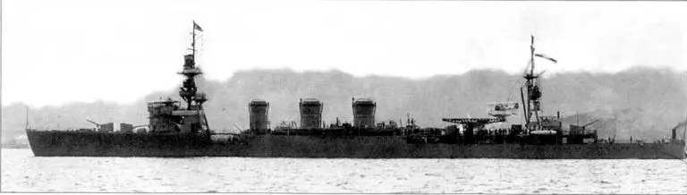 Denizdeki "Kuma", 12 Aralık 1934'ün baş kruvazörü. Geminin bacaları için alev kabartmaları 1930 yılında duman oluşumunu azaltmak için kuruldu. Catapının işletimi, kruvazörün üst güvertesindeki toplam kırıcı nedeniyle zordu, mancınıklar İkinci Dünya Savaşı sırasında "Kuma" gibi kruvazörlerden çıkarıldı. Mancınıklarda, bu durumda, Nakaama E4N2 Tipi 90-2 deniz uçağı var.