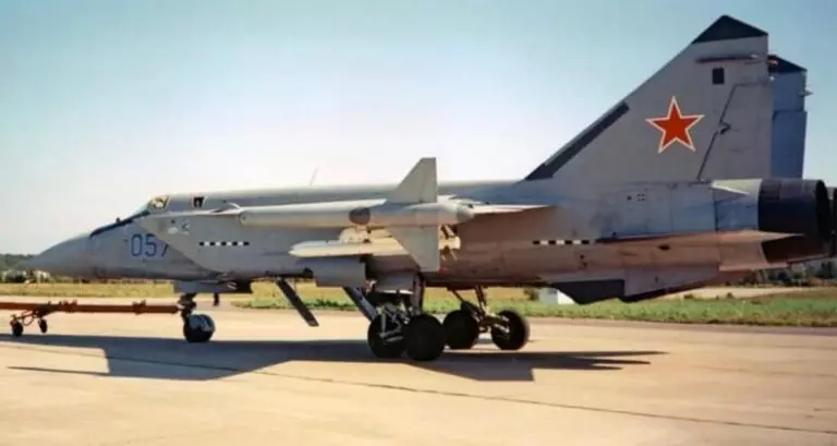 El prototipo del pesado interceptor MIG-31M.