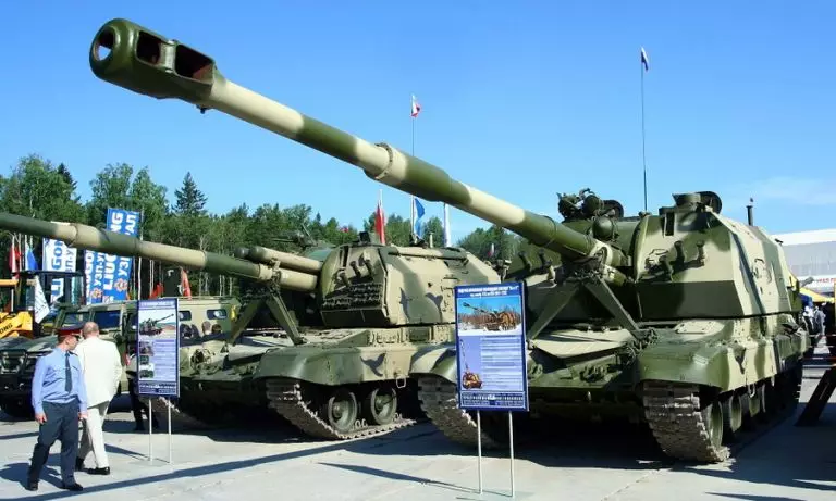 Self-propelled Maubits 2c19m1 and 2c19m1-155 at the exhibition Russian Expo Arms-2008